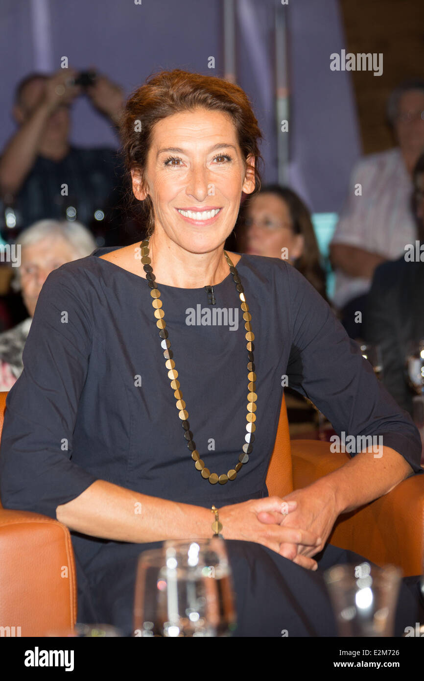 Adele neuhauser hi-res stock photography and images - Alamy