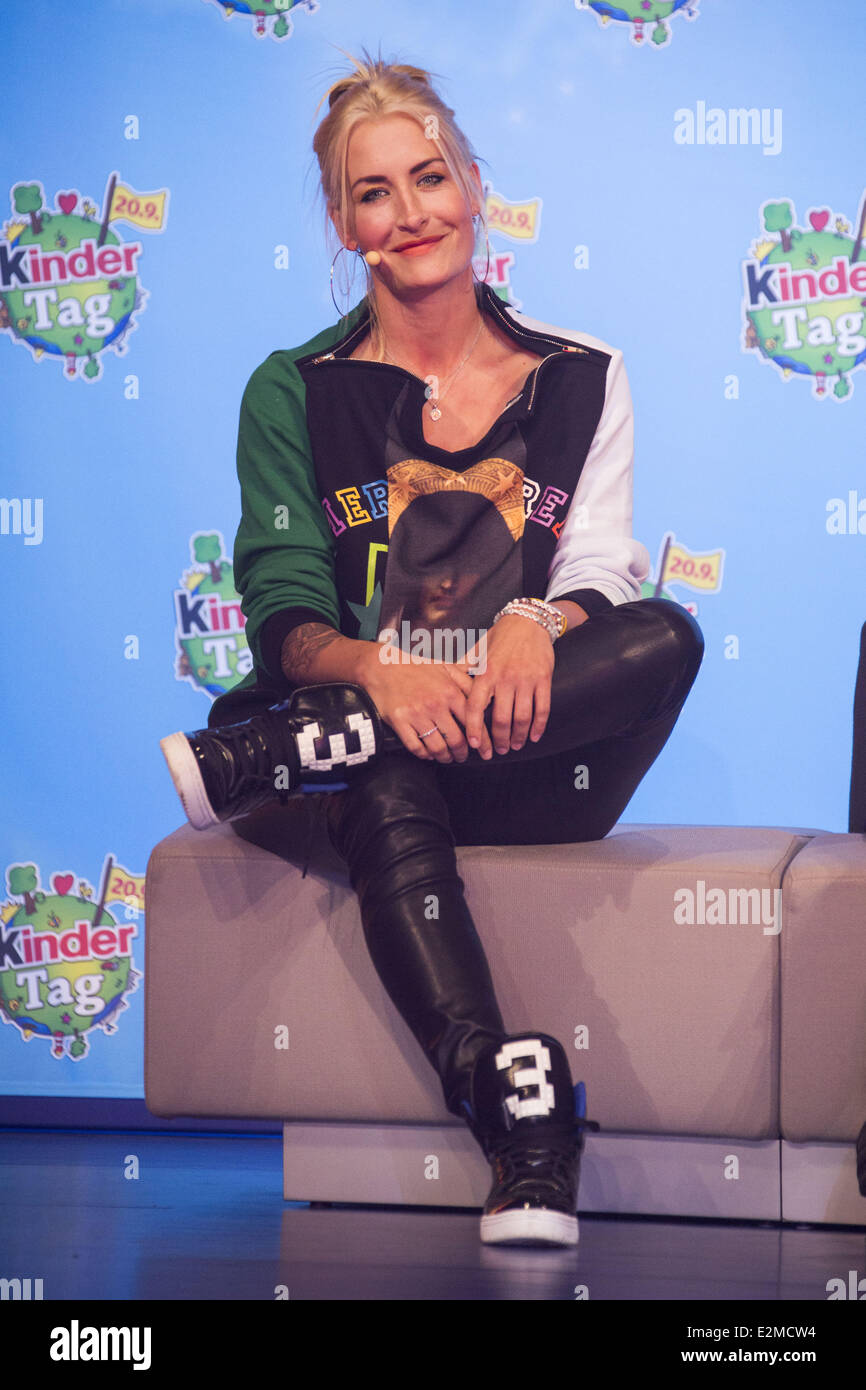 Sarah Connor celebrated the world kids with kinder at Heidepark Soltau ...