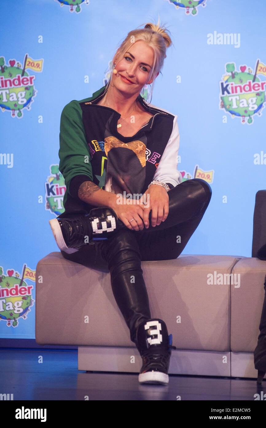 Sarah Connor celebrated the world kids with kinder at Heidepark Soltau ...