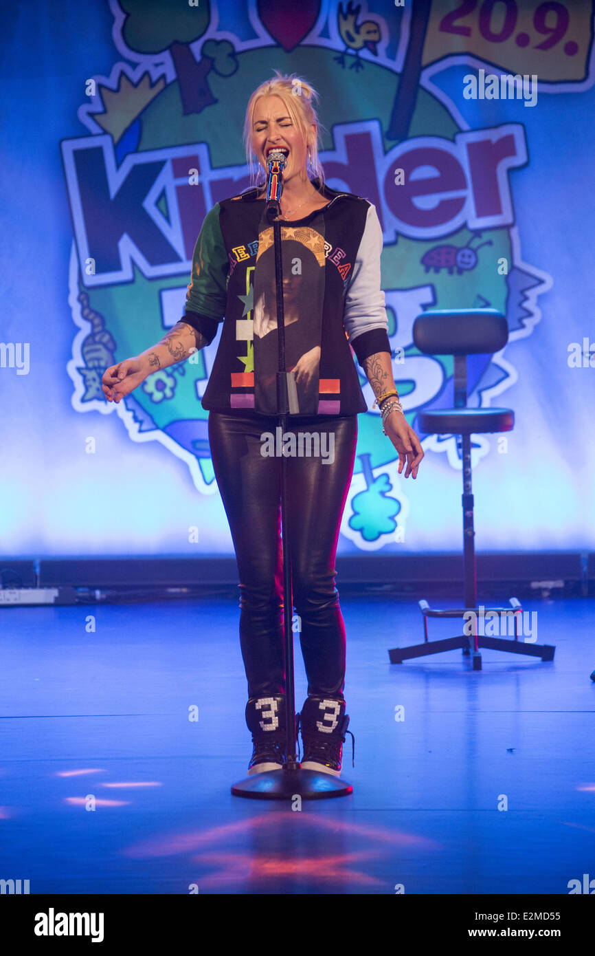 Sarah Connor celebrated the world kids with kinder at Heidepark Soltau ...