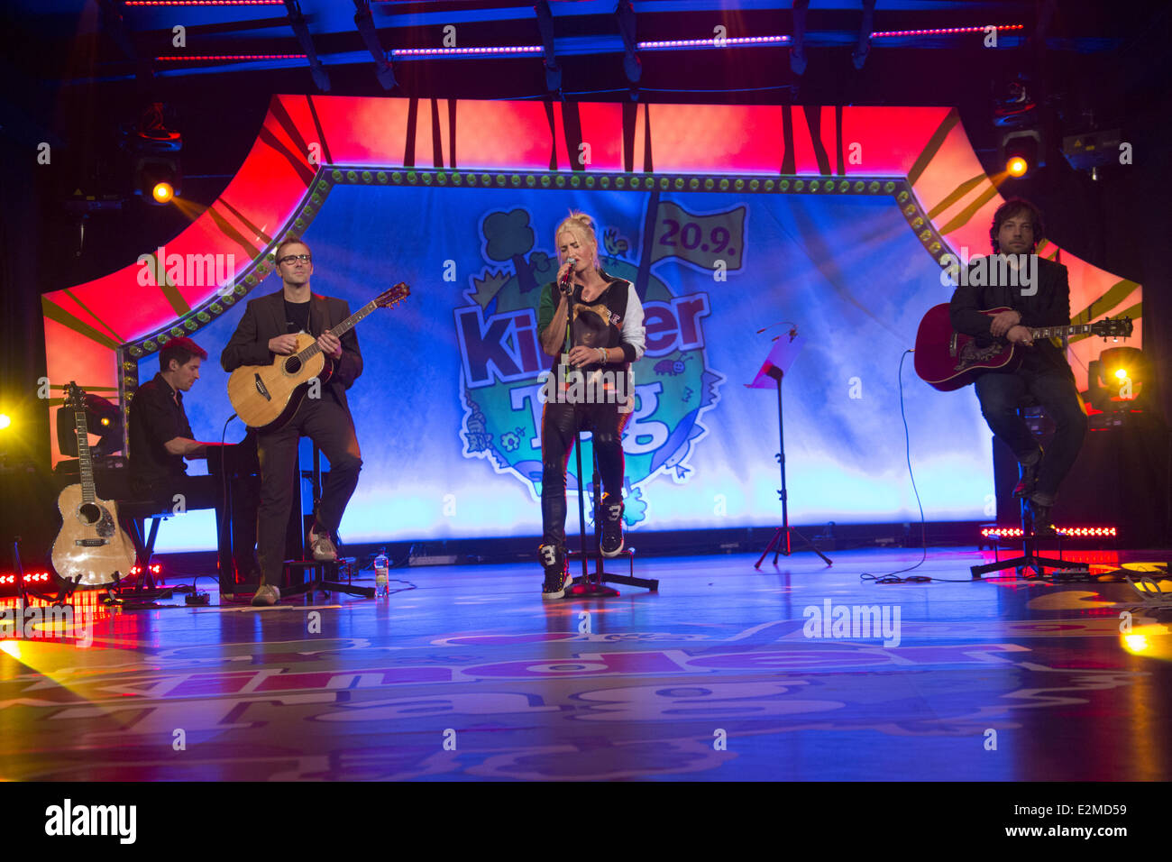 Sarah Connor celebrated the world kids with kinder at Heidepark Soltau ...