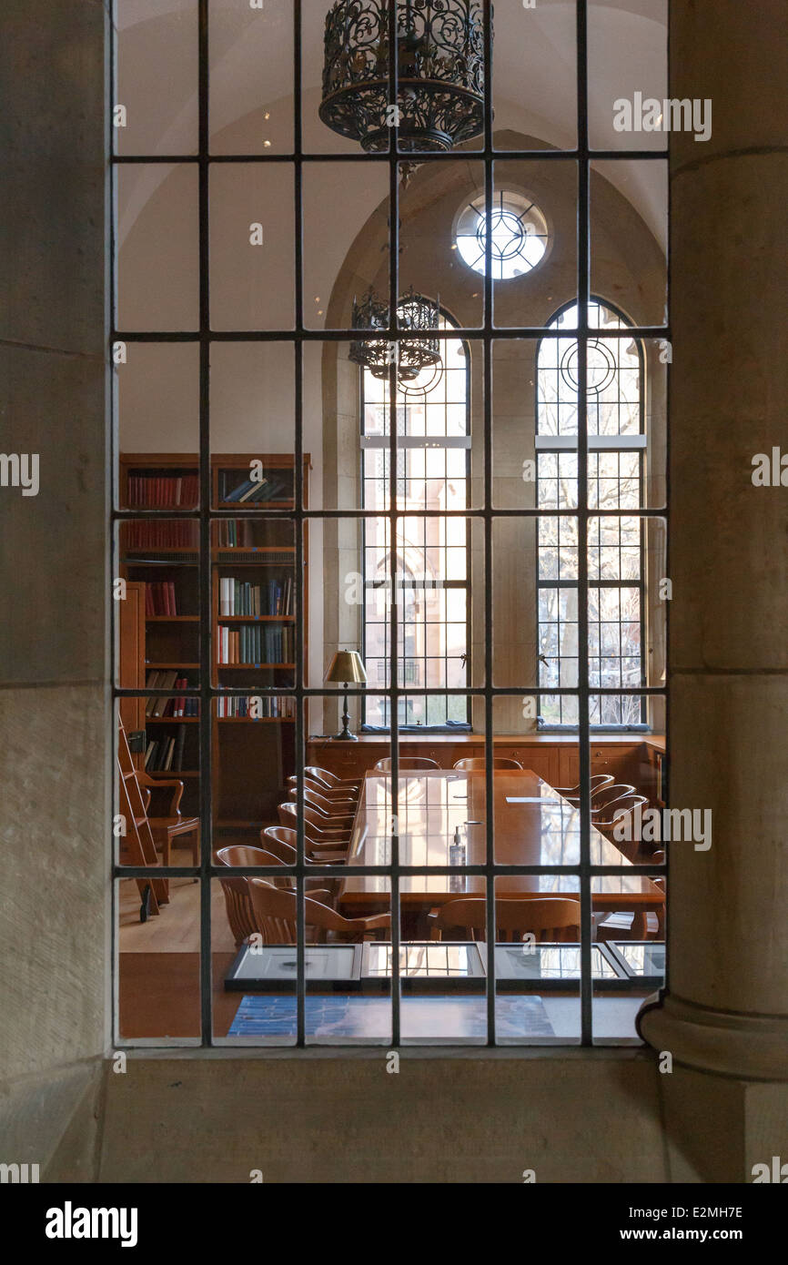 Yale window gothic architecture hi-res stock photography and images - Alamy