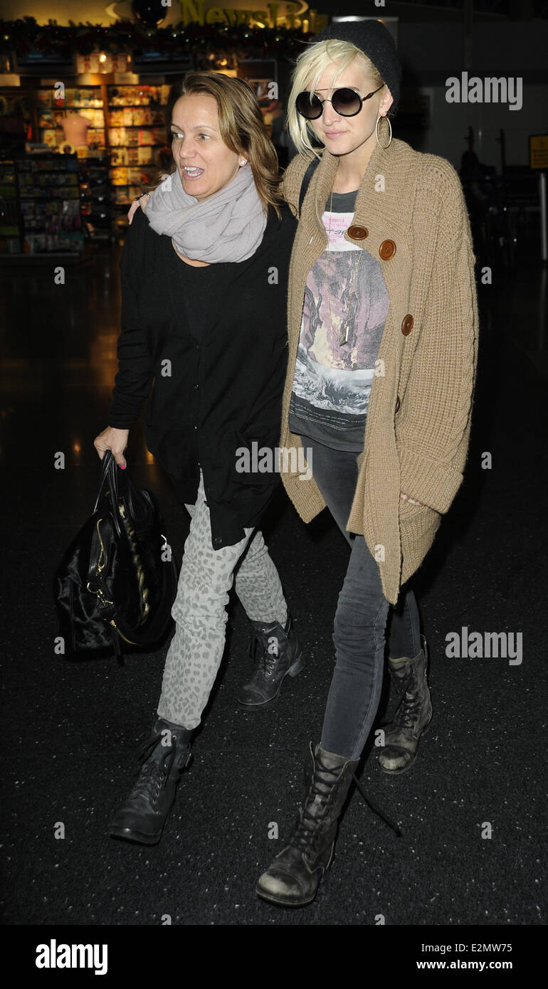 Ashlee Simpson wearing an oversized cardigan arrives at JFK airport ...