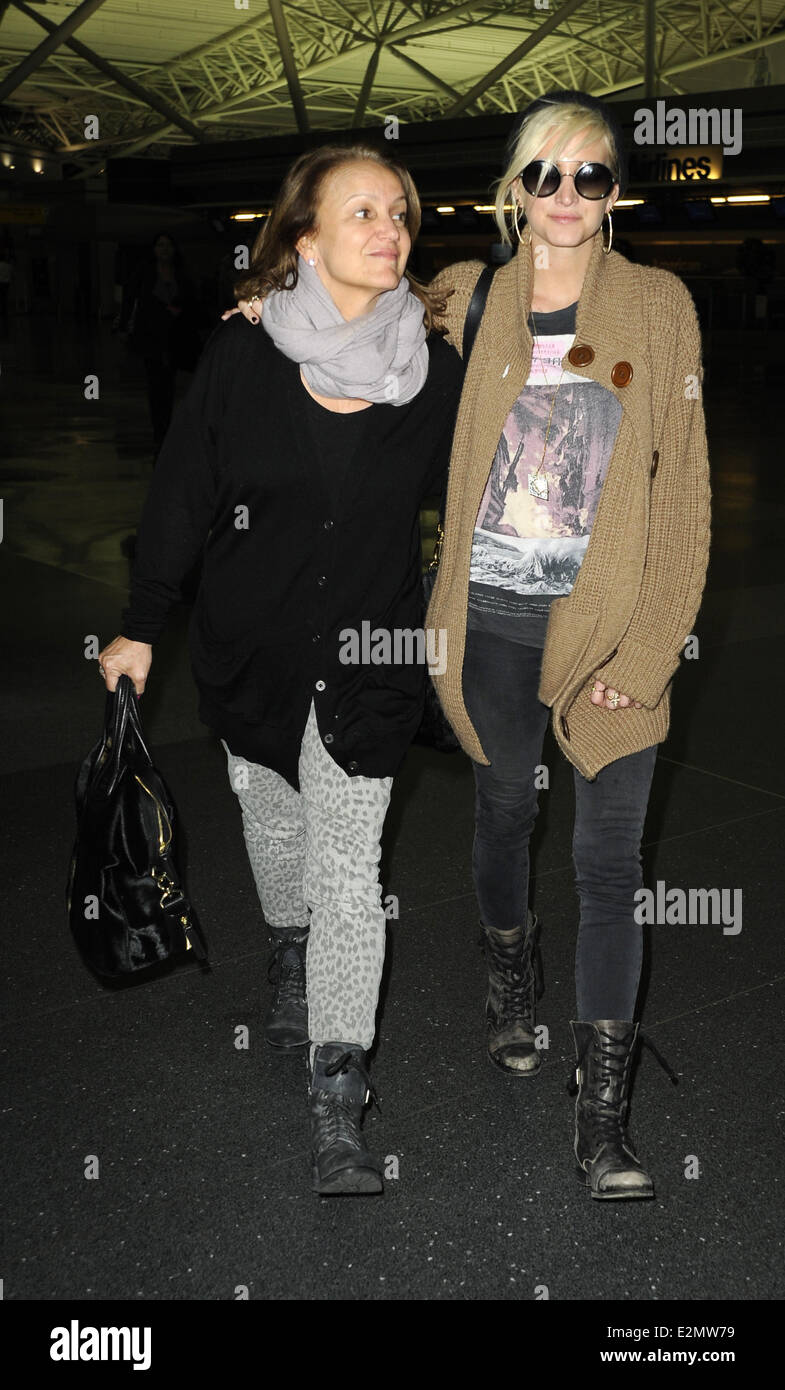 Ashlee Simpson wearing an oversized cardigan arrives at JFK airport ...