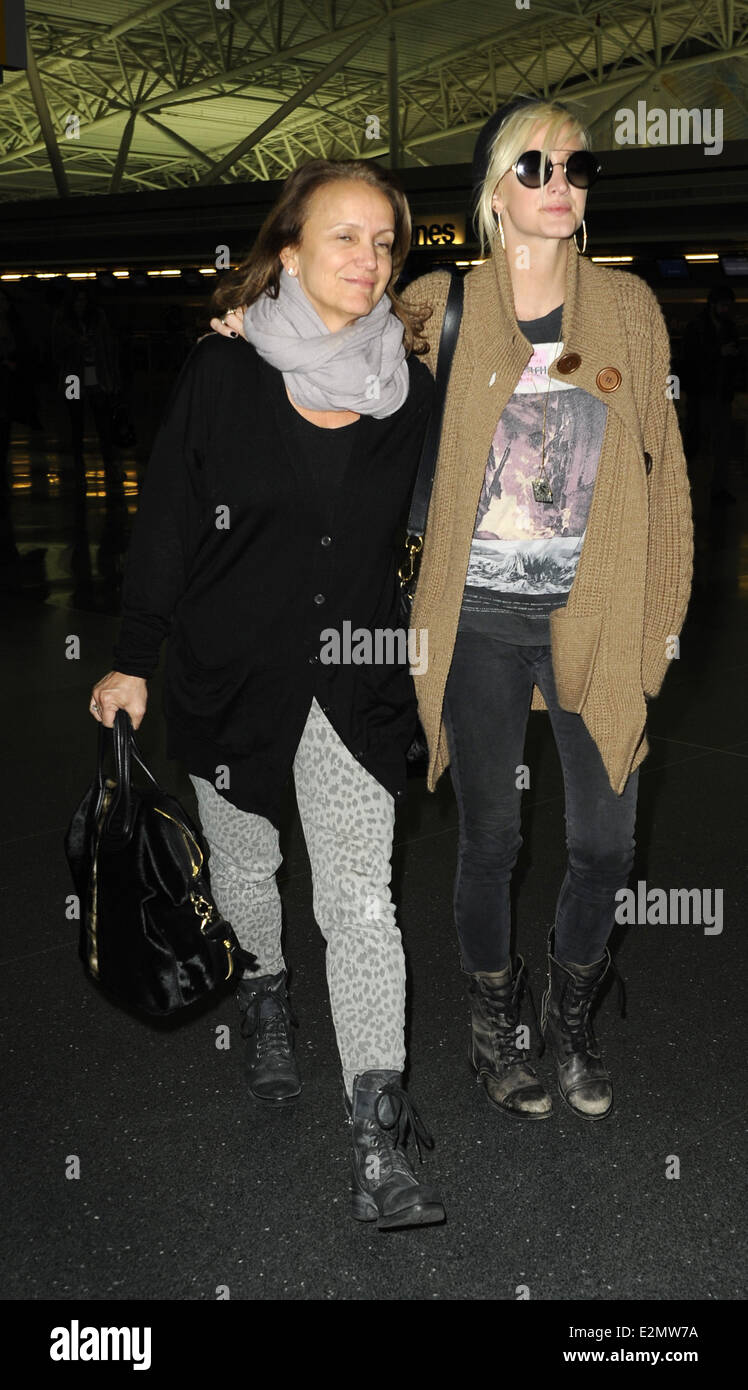 Ashlee Simpson wearing an oversized cardigan arrives at JFK airport ...