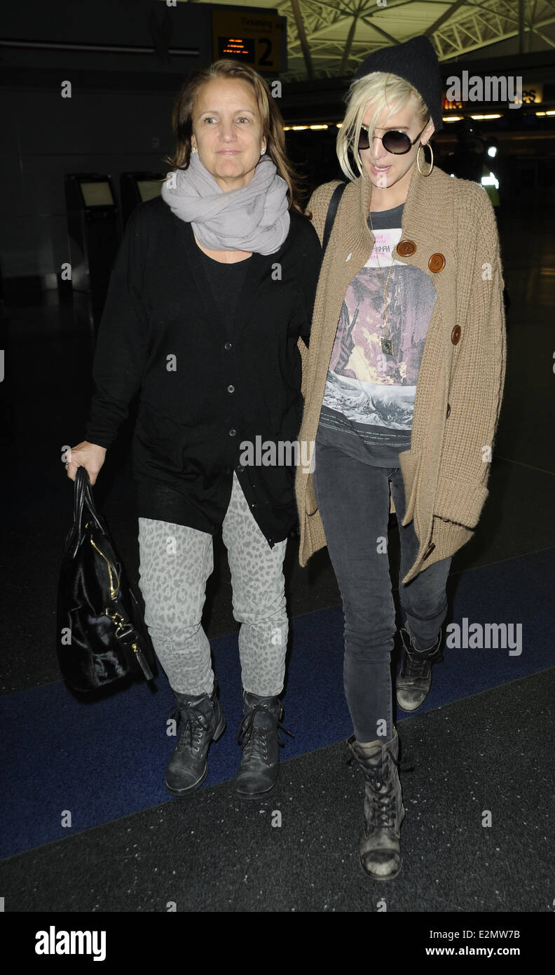 Ashlee Simpson wearing an oversized cardigan arrives at JFK airport ...