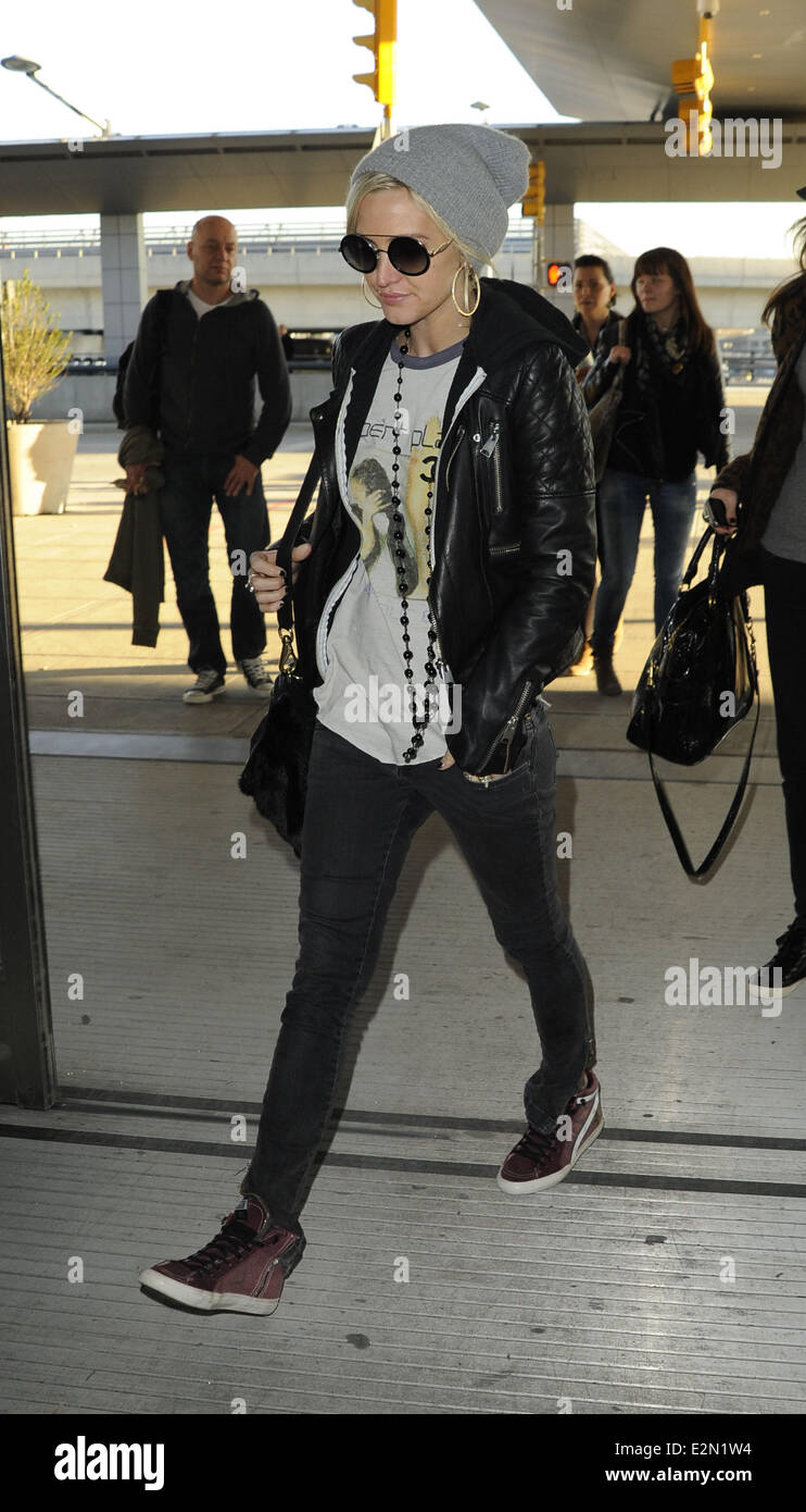 Ashlee Simpson arrives at John F. Kennedy International Airport (JFK ...