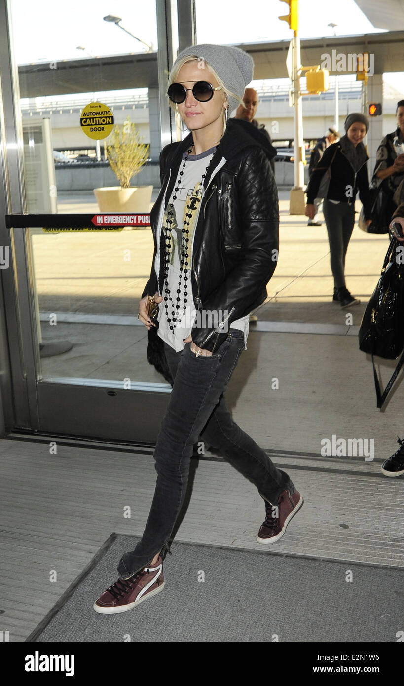 Ashlee Simpson arrives at John F. Kennedy International Airport (JFK ...
