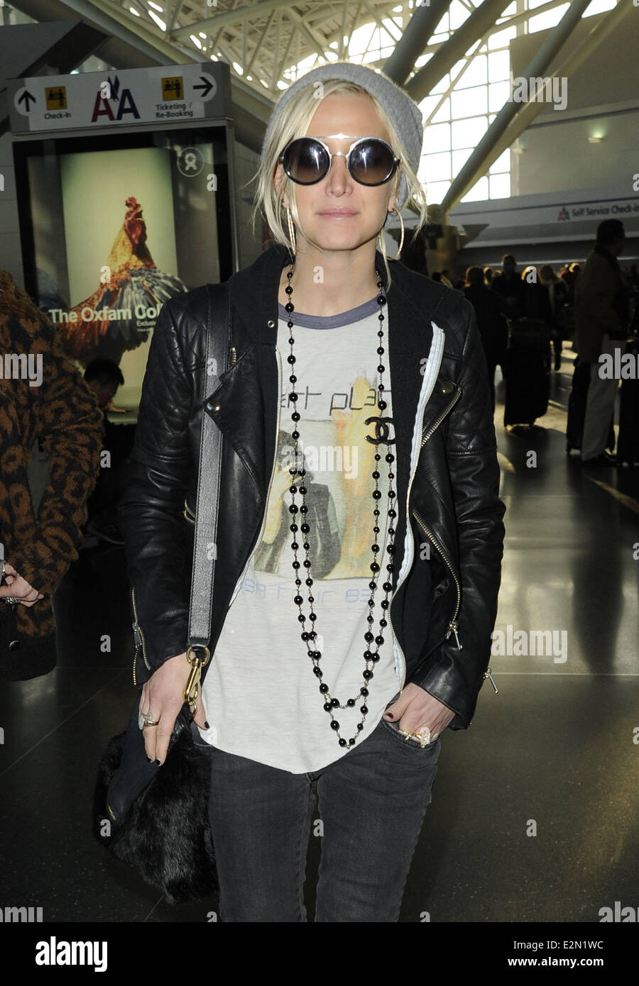 Ashlee Simpson arrives at John F. Kennedy International Airport (JFK ...