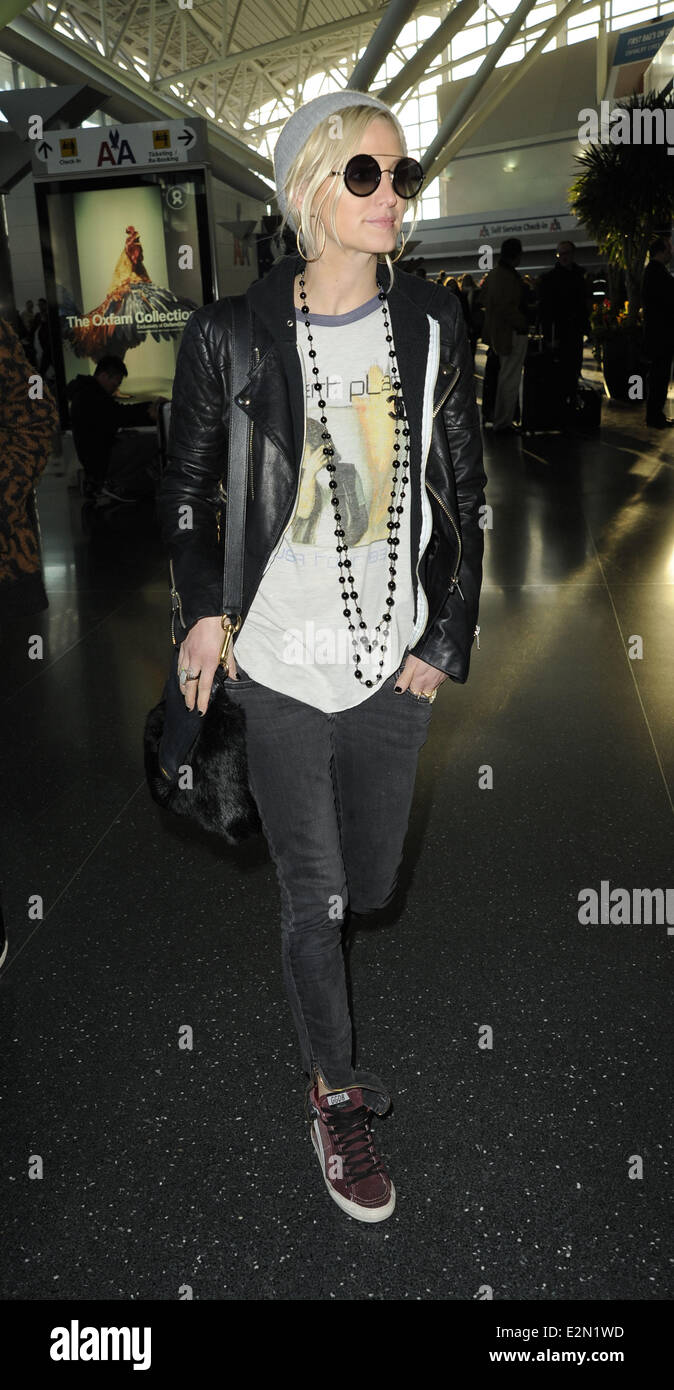 Ashlee Simpson arrives at John F. Kennedy International Airport (JFK ...