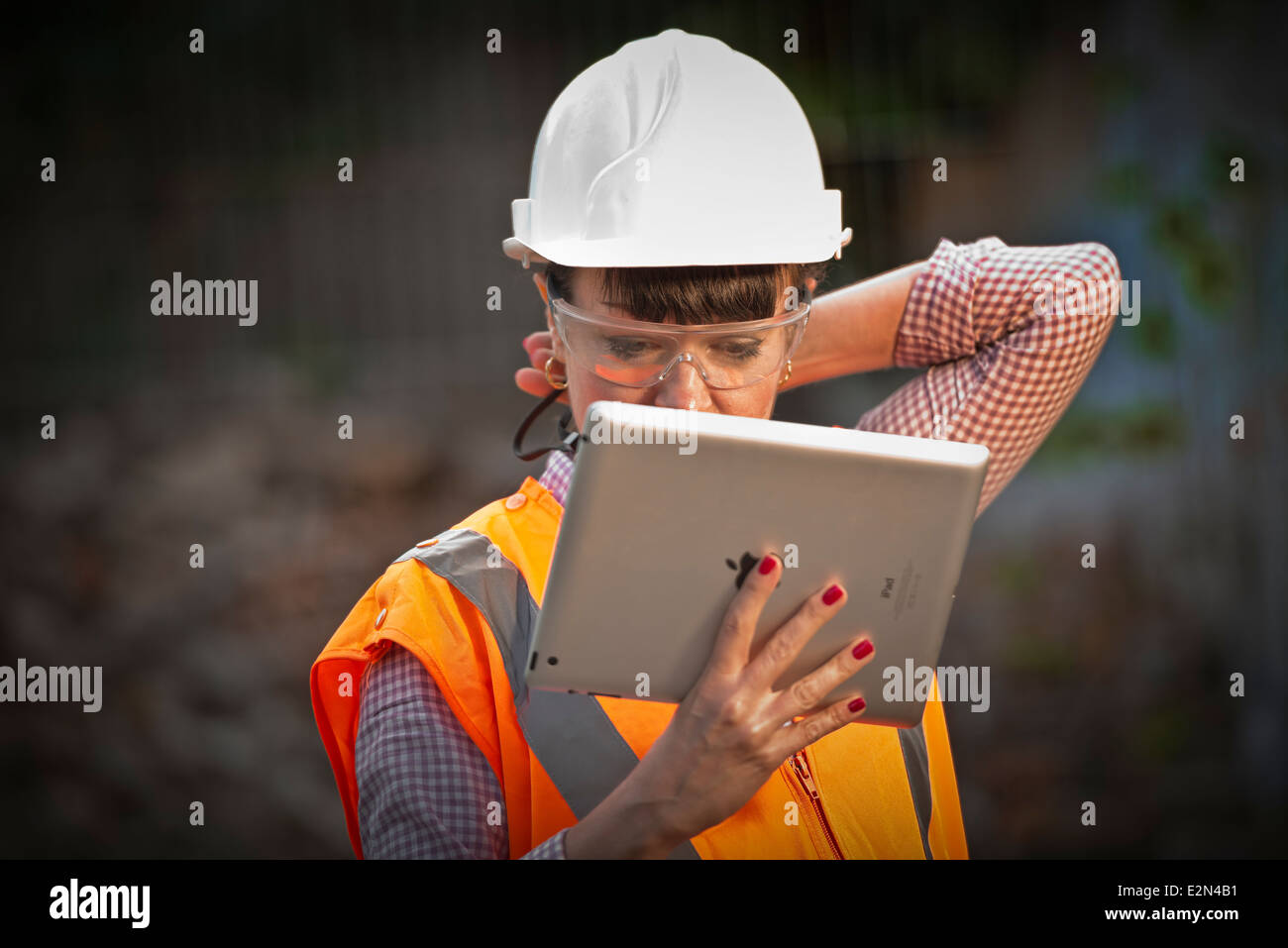 Female construction worker using an ipad Stock Photo - Alamy