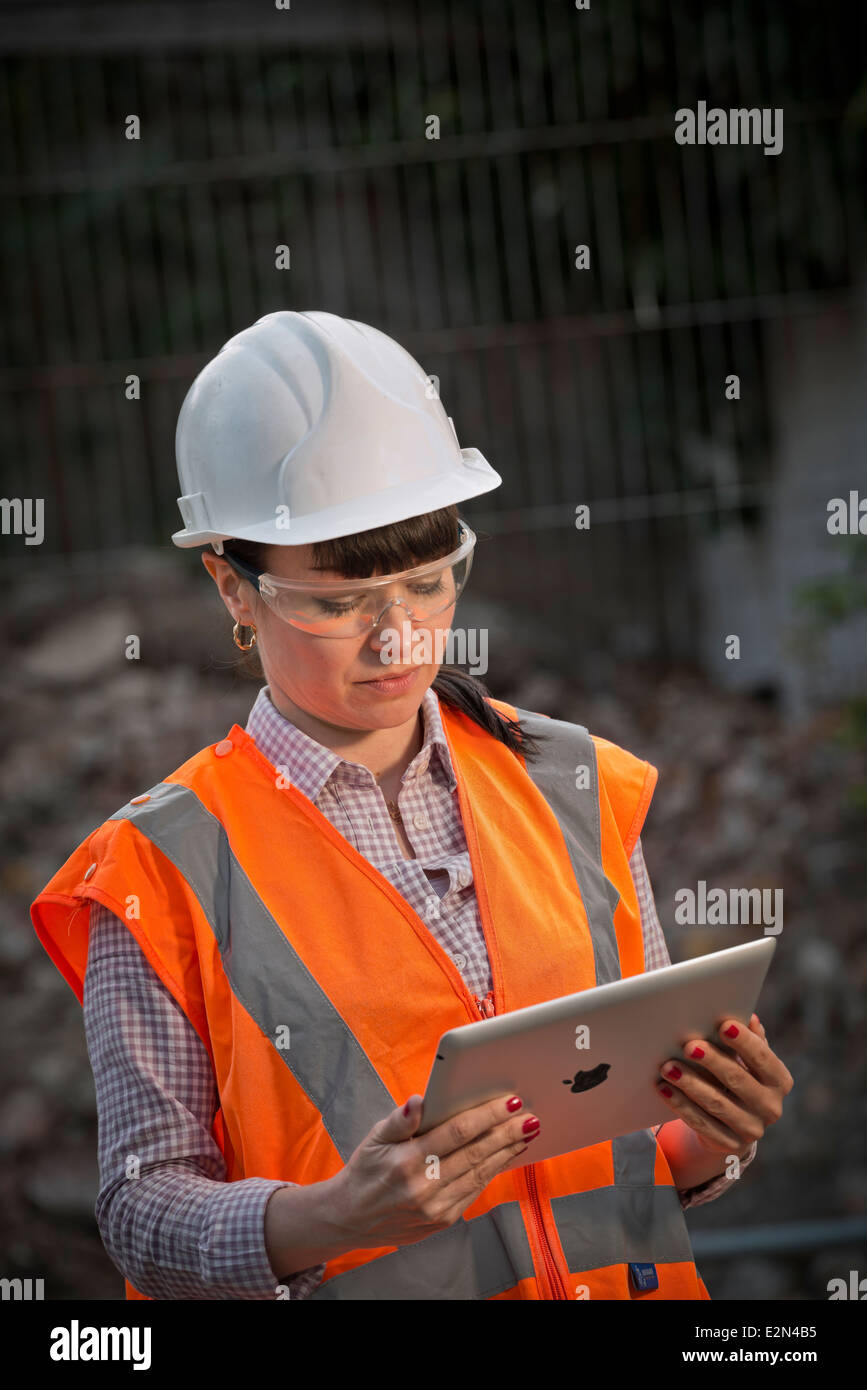 Female construction worker using an ipad Stock Photo - Alamy