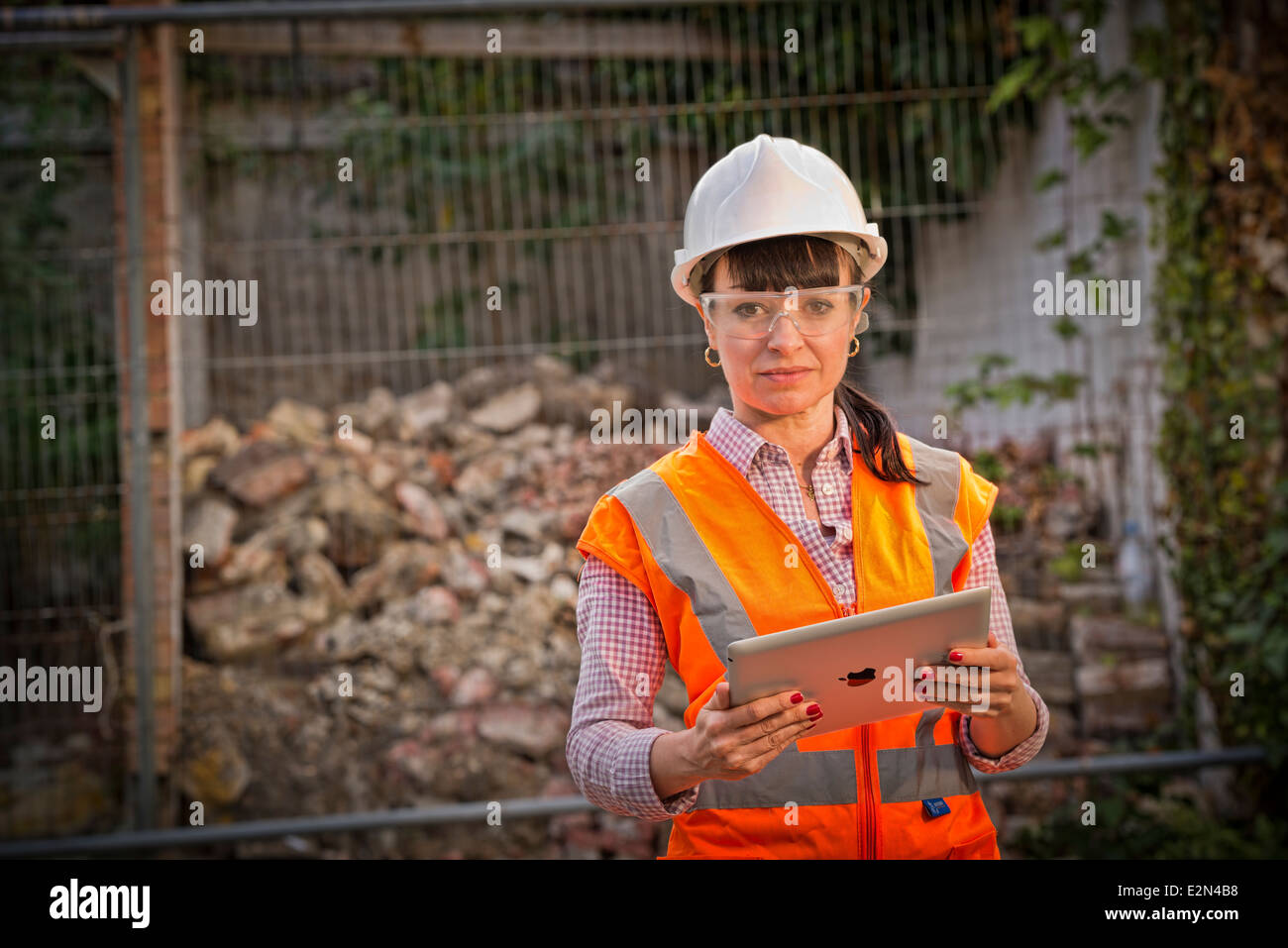 Female construction worker using an ipad Stock Photo - Alamy