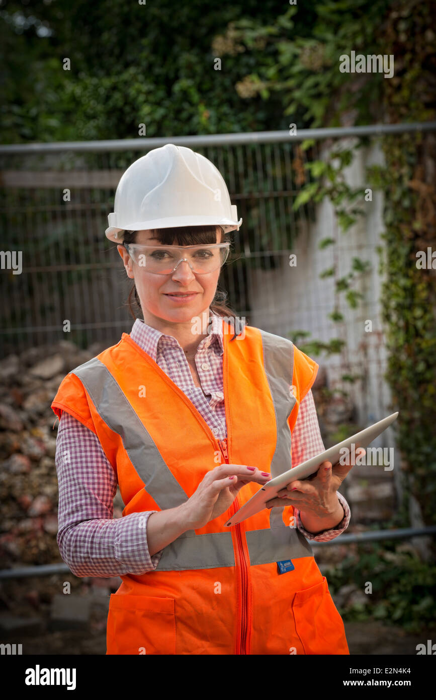 Female construction worker using an ipad Stock Photo - Alamy
