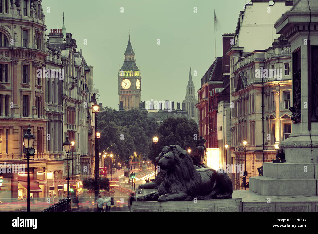 Street view trafalgar square night hi-res stock photography and images ...
