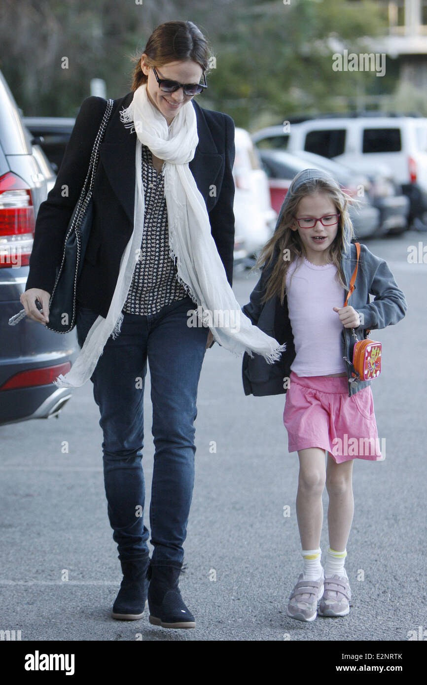 Jennifer Garner takes her daughter Violet Affleck to the park in the ...