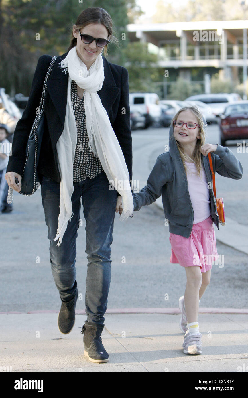 Jennifer Garner takes her daughter Violet Affleck to the park in the ...