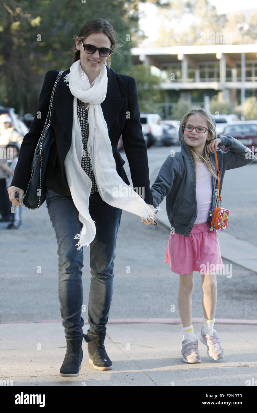 Jennifer Garner takes her daughter Violet Affleck to the park in the ...