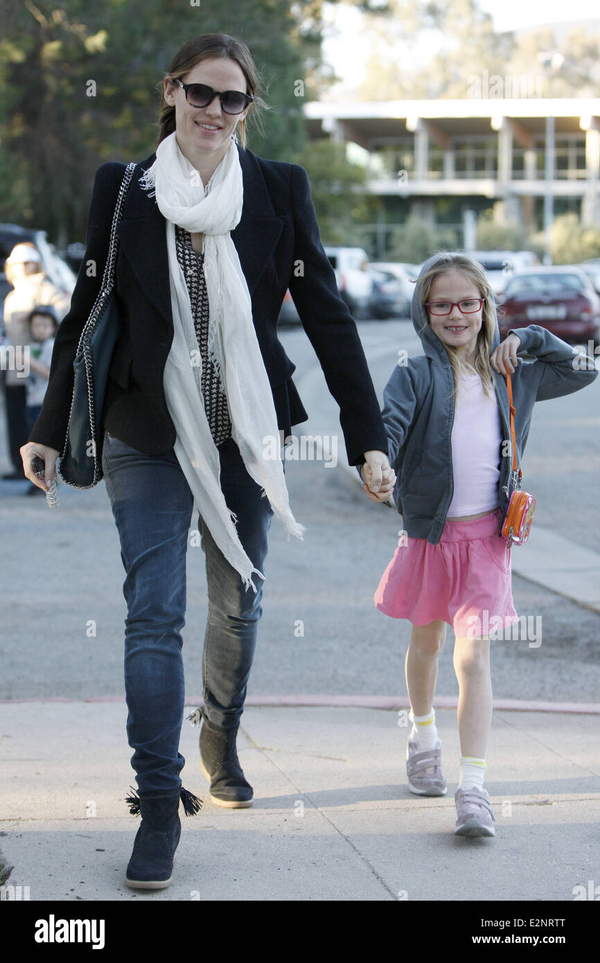 Jennifer Garner takes her daughter Violet Affleck to the park in the ...
