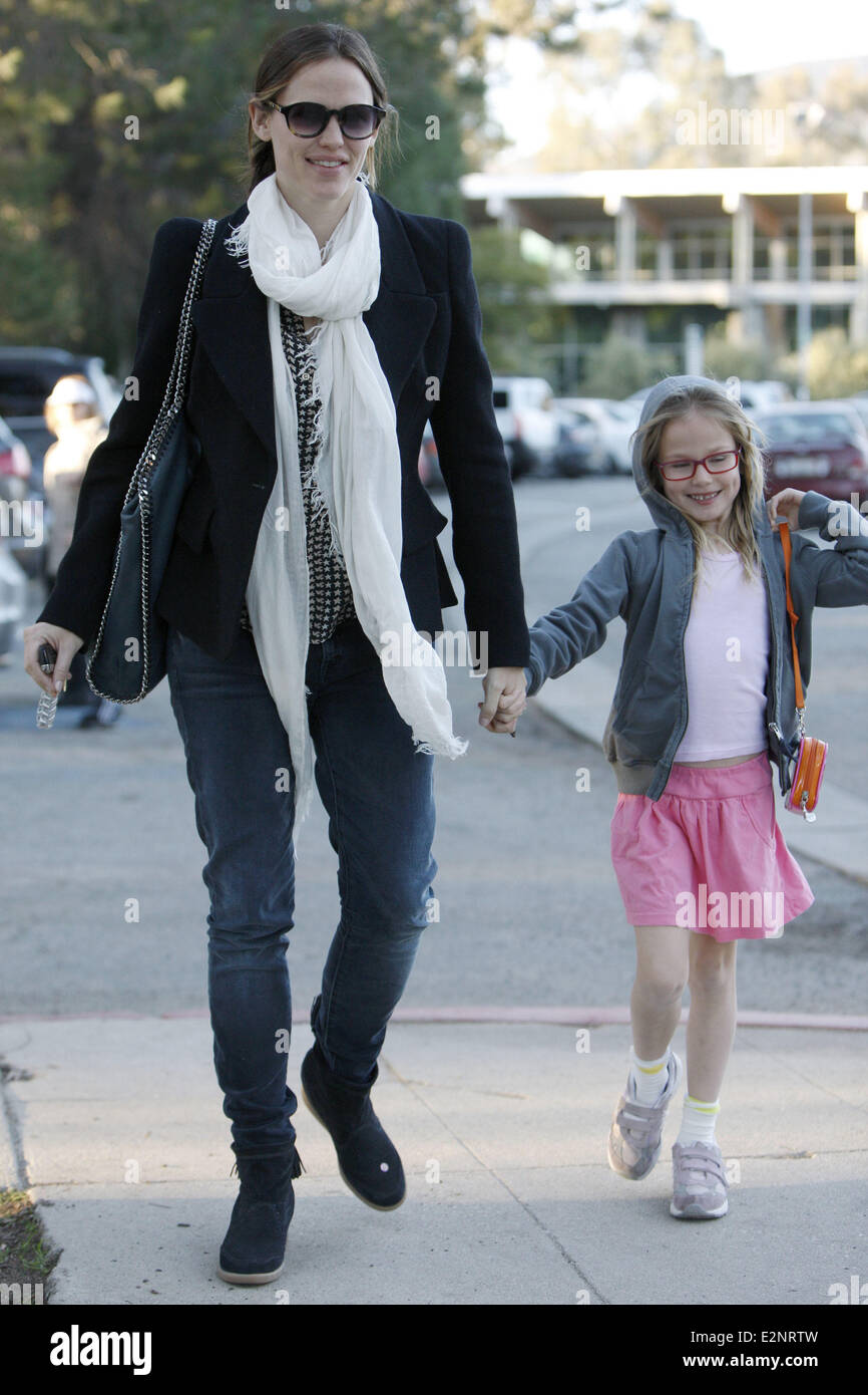 Jennifer Garner takes her daughter Violet Affleck to the park in the ...