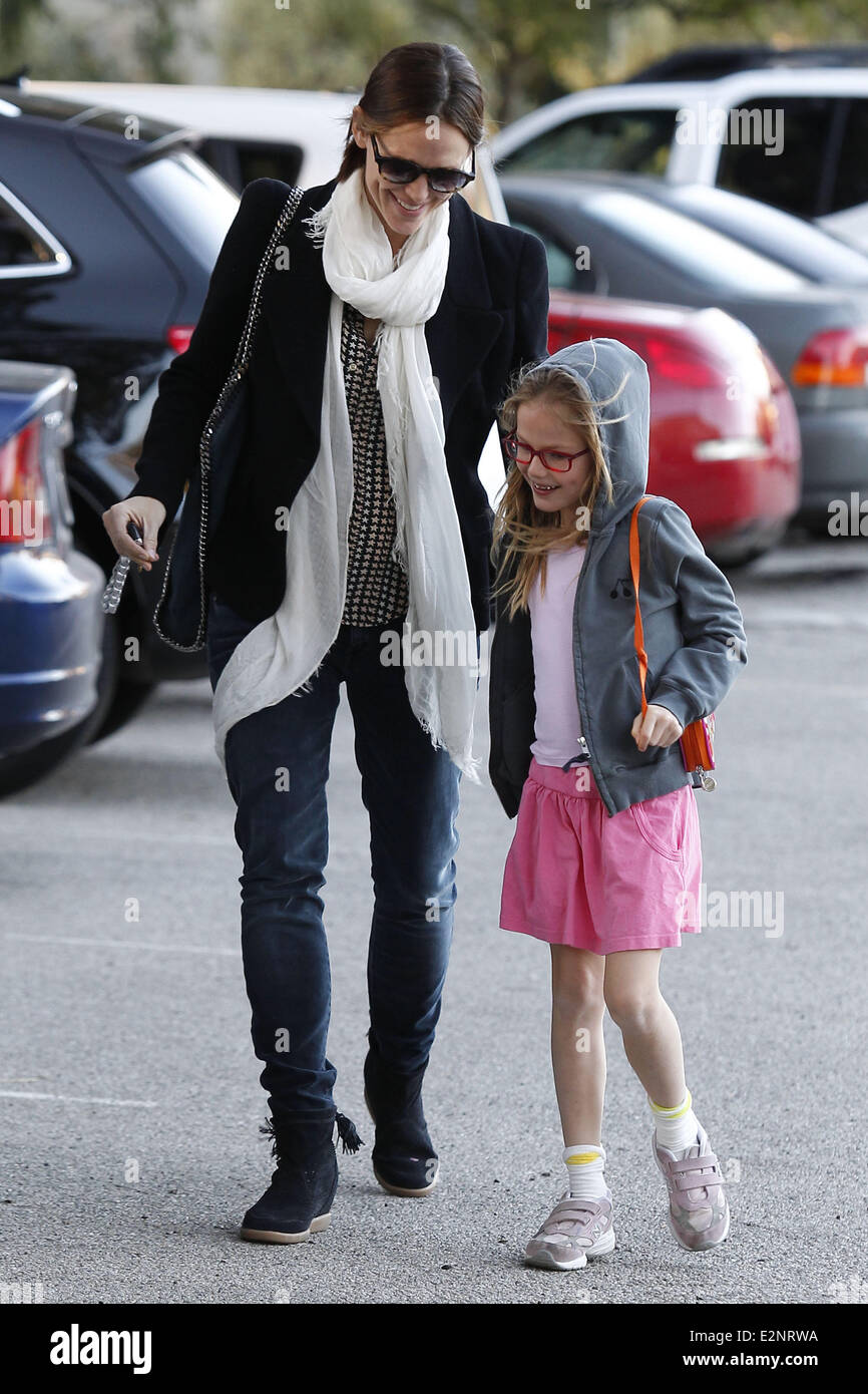 Jennifer Garner takes her daughter Violet Affleck to the park in the ...