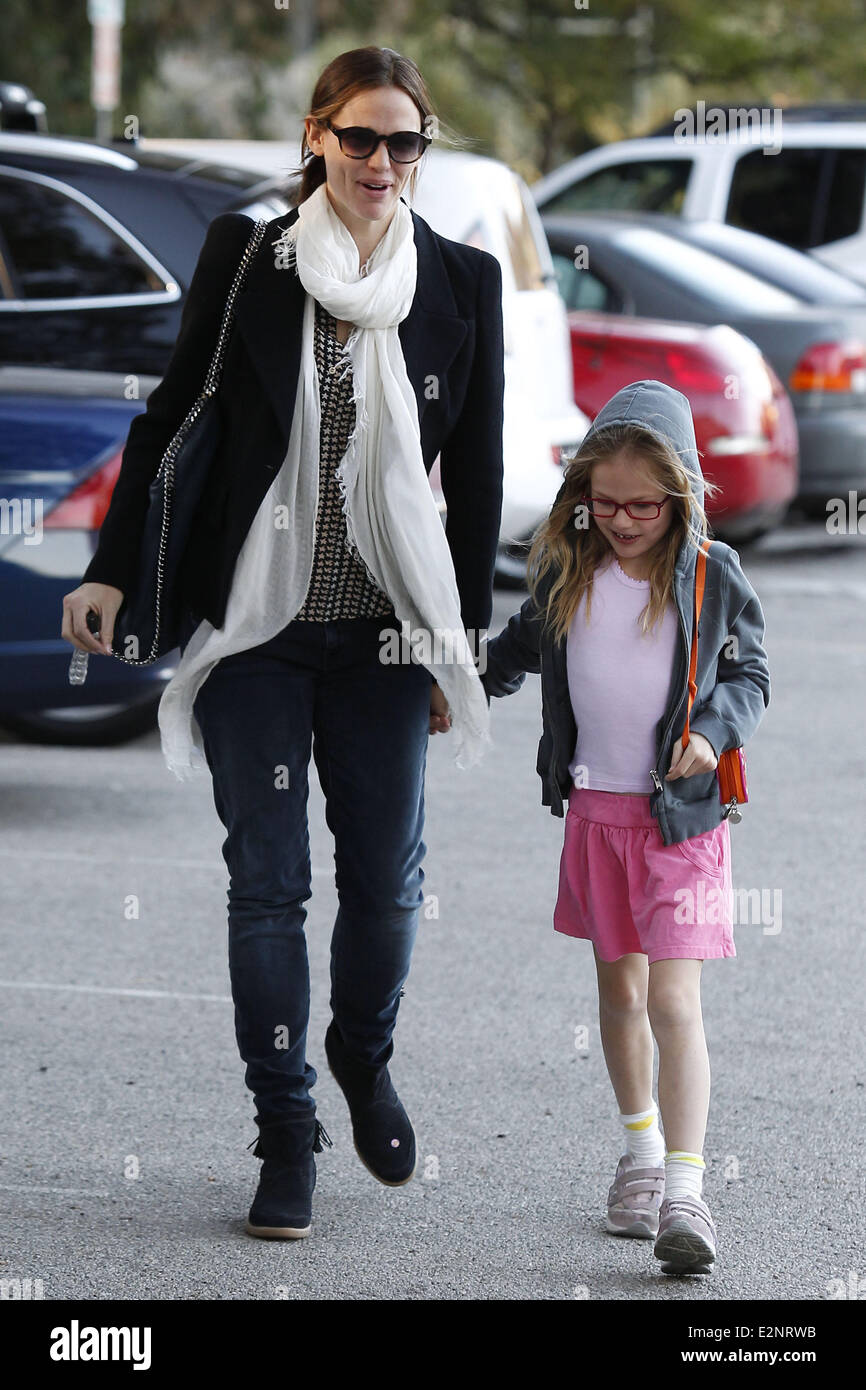 Jennifer Garner takes her daughter Violet Affleck to the park in the ...