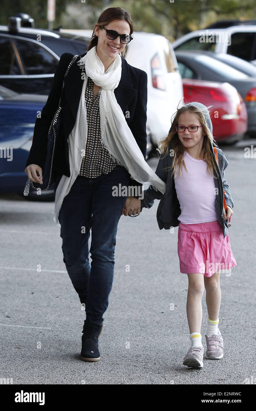 Jennifer Garner takes her daughter Violet Affleck to the park in the ...