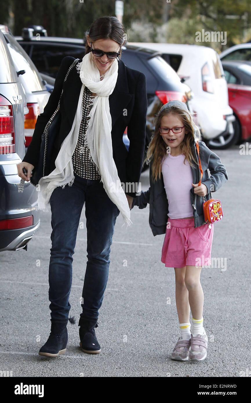 Jennifer Garner takes her daughter Violet Affleck to the park in the ...