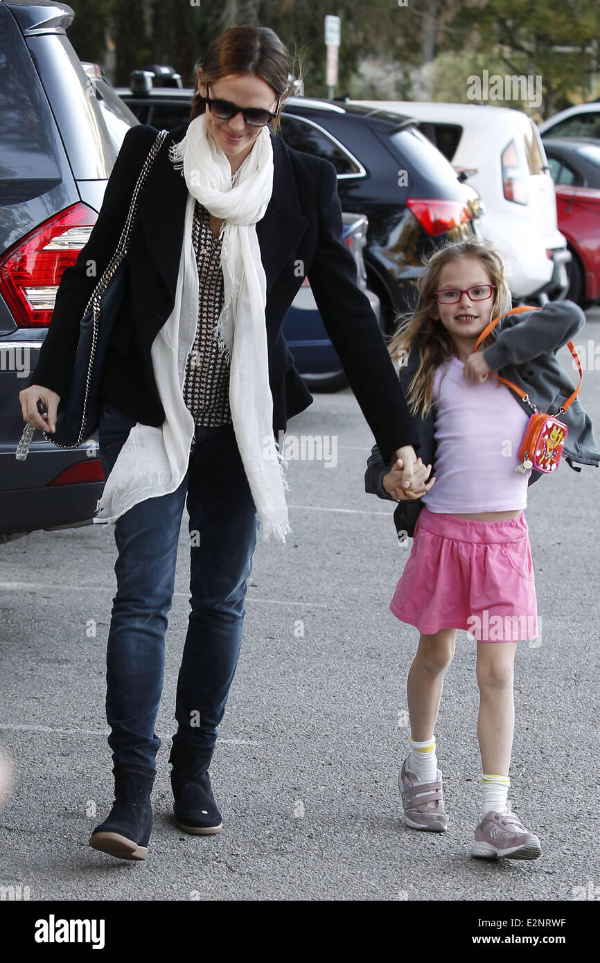 Jennifer Garner takes her daughter Violet Affleck to the park in the ...