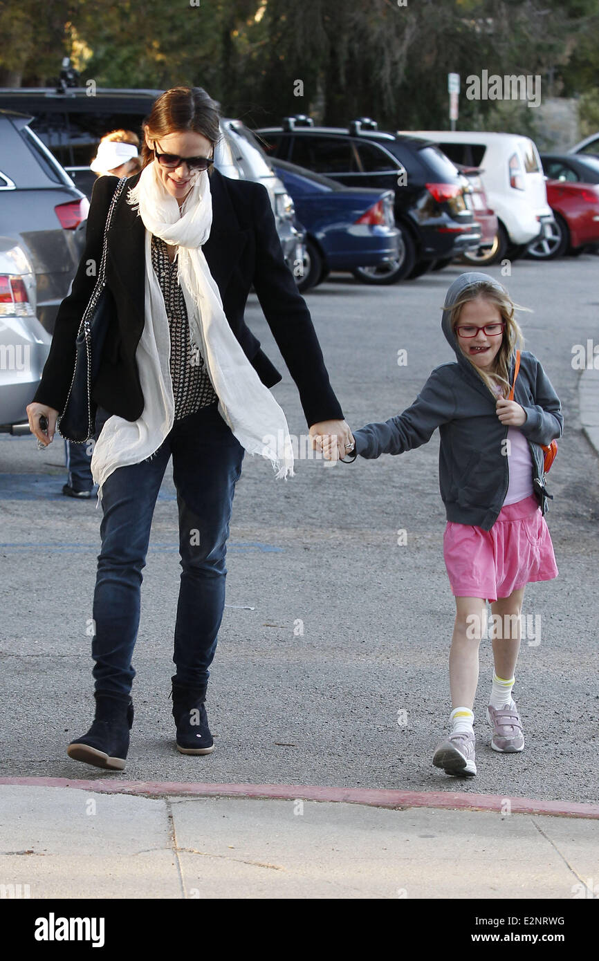 Jennifer Garner takes her daughter Violet Affleck to the park in the ...