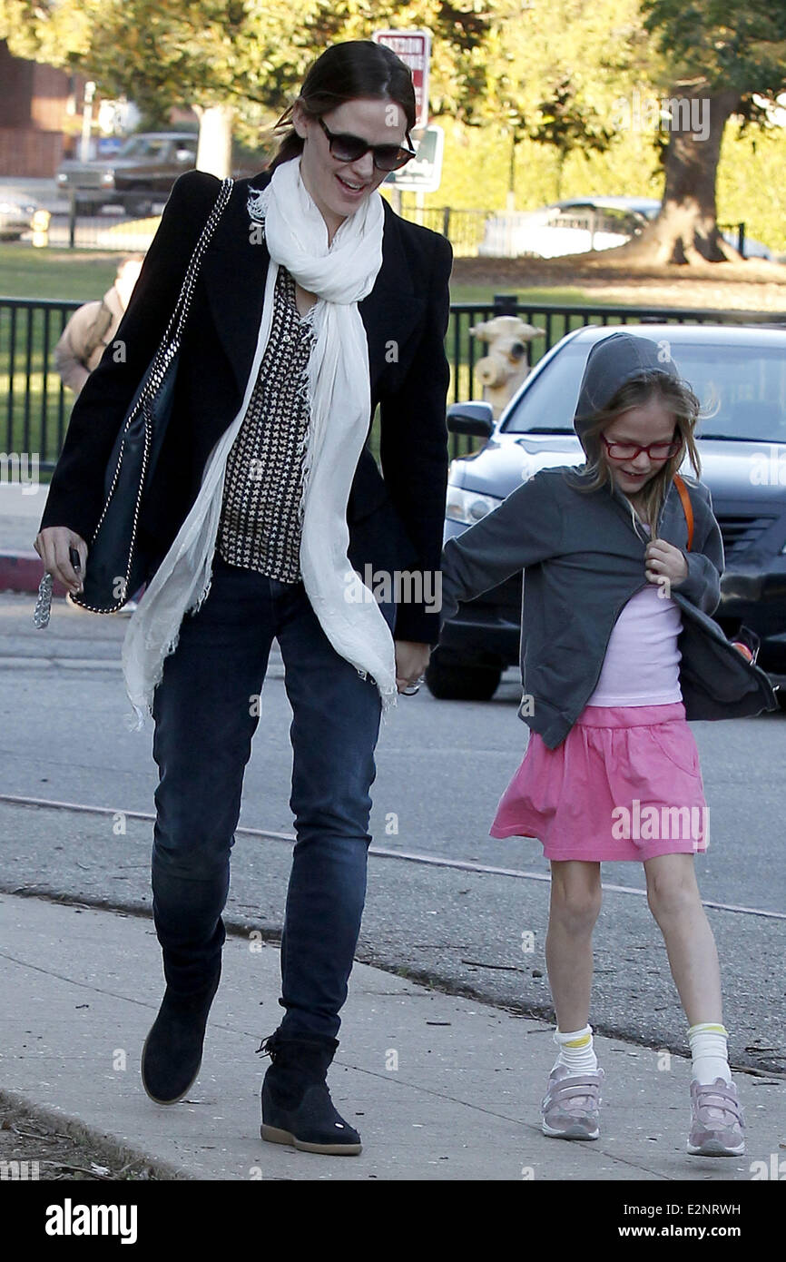 Jennifer Garner takes her daughter Violet Affleck to the park in the ...