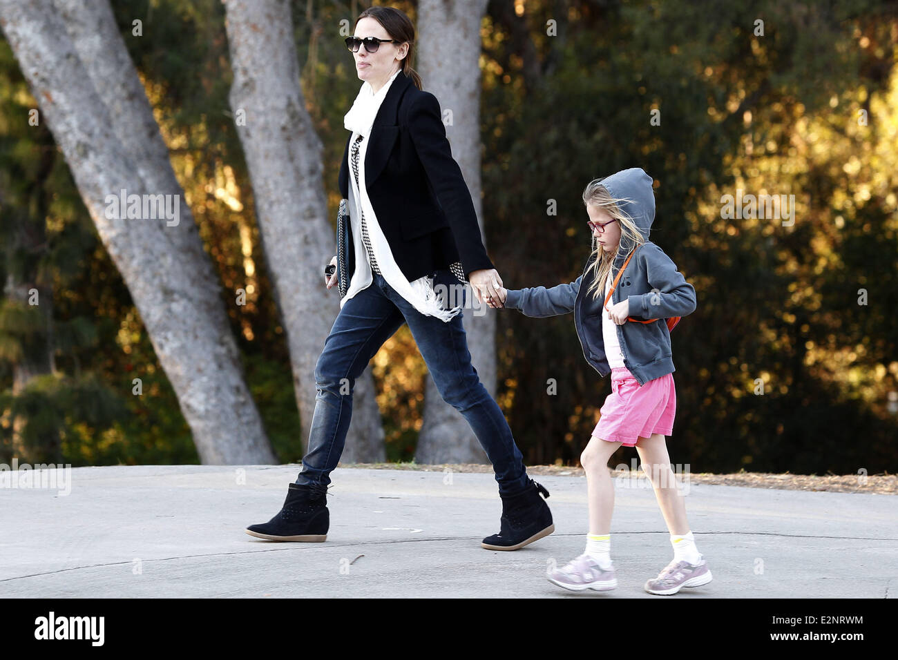 Jennifer Garner takes her daughter Violet Affleck to the park in the ...
