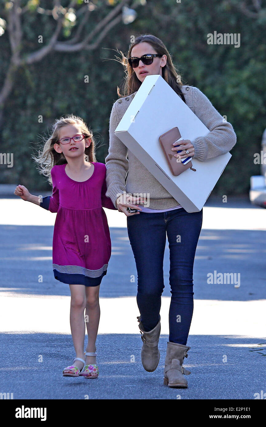 Jennifer Garner takes her daughter Violet Affleck shopping at Fred ...