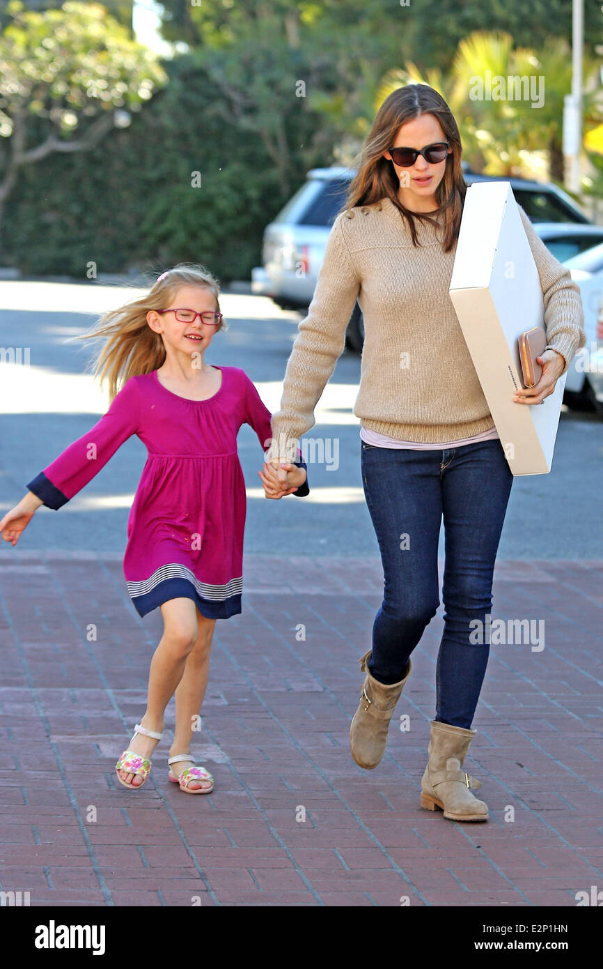 Jennifer Garner takes her daughter Violet Affleck shopping at Fred ...
