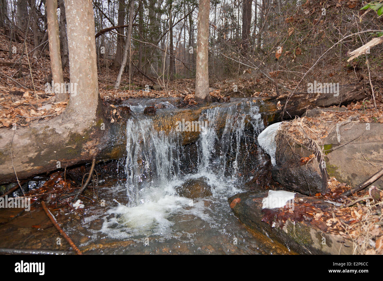 Falling water over rocks hi-res stock photography and images - Alamy
