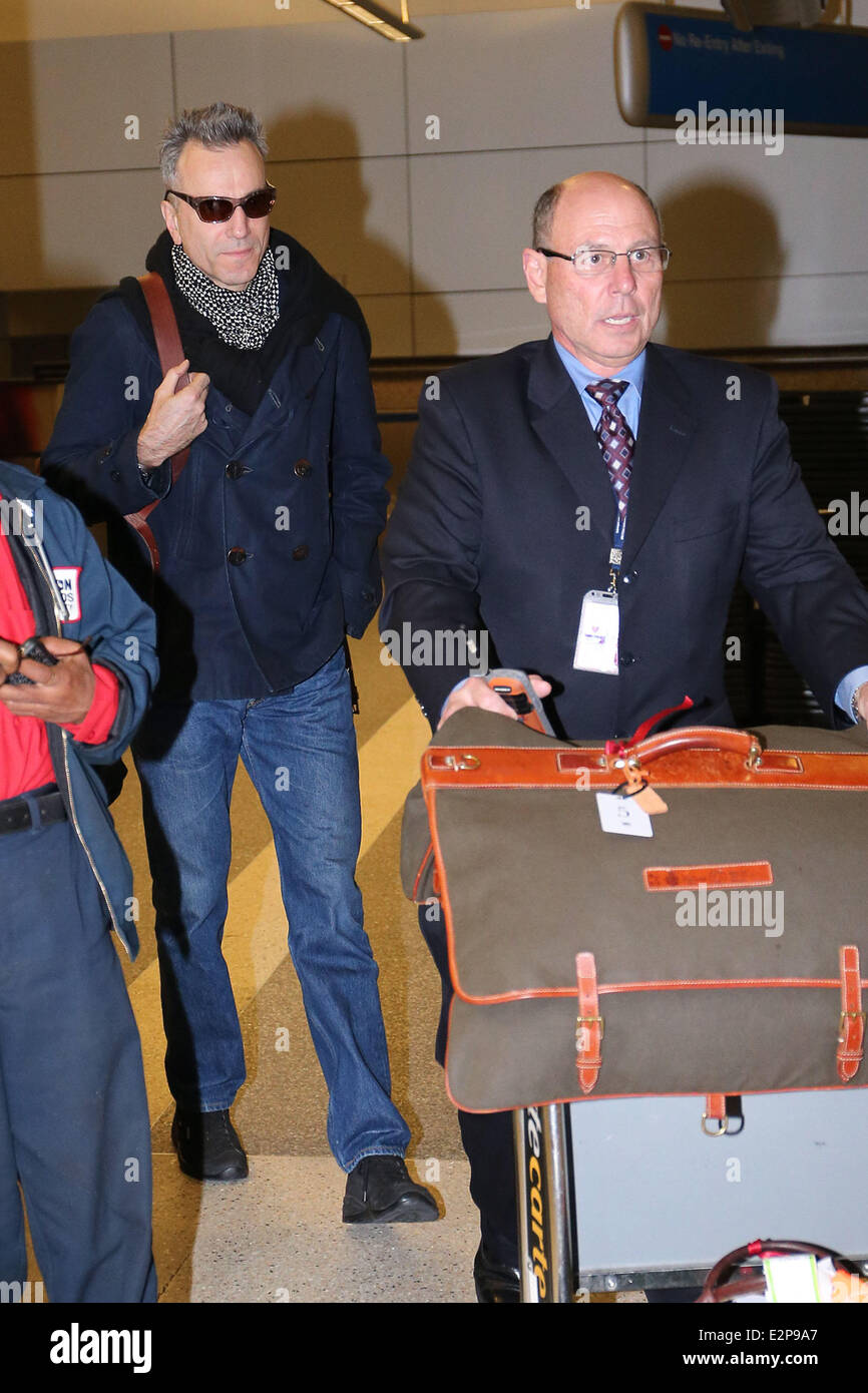 'Lincoln' star Daniel-Day Lewis arrives at LAX airport from London ...