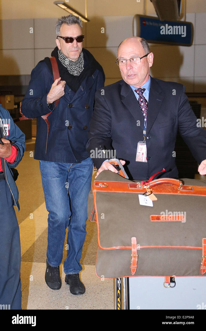 'Lincoln' star Daniel-Day Lewis arrives at LAX airport from London ...
