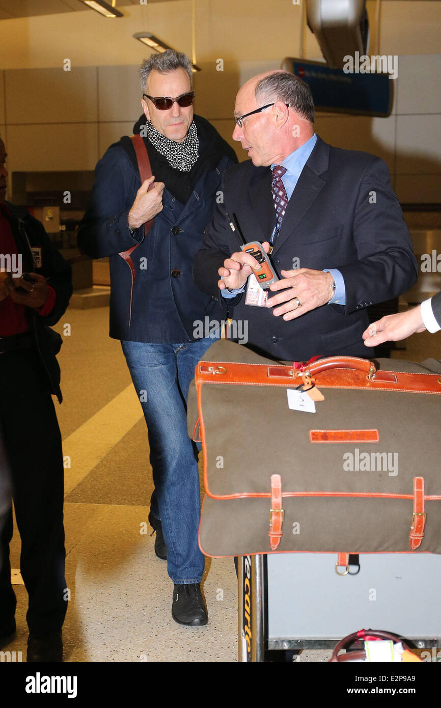 'Lincoln' star Daniel-Day Lewis arrives at LAX airport from London ...