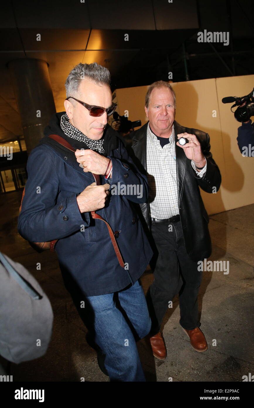 'Lincoln' star Daniel-Day Lewis arrives at LAX airport from London ...