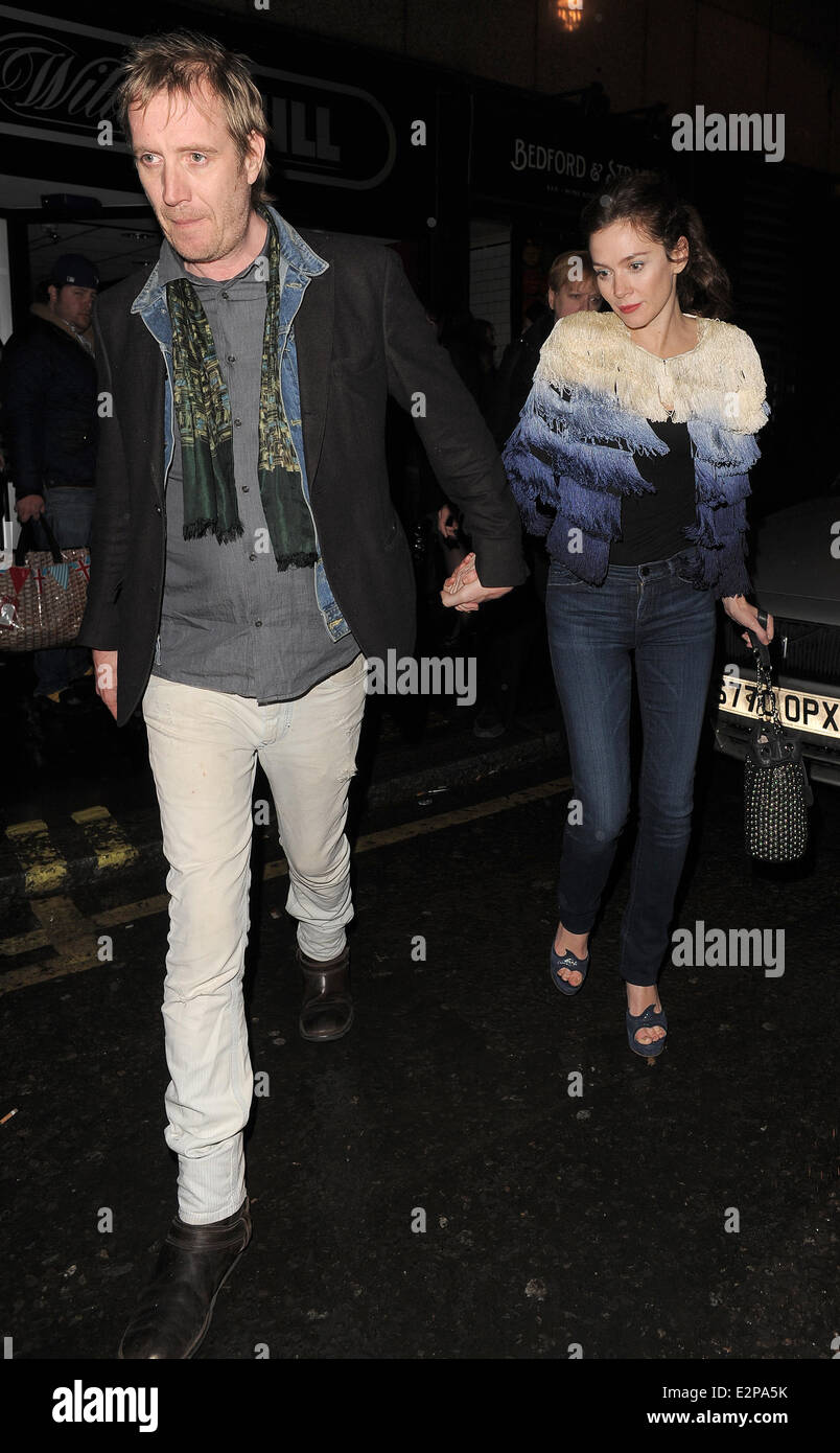 Anna Friel leaves the Bedford & Strand bar in Covent Garden with her ...