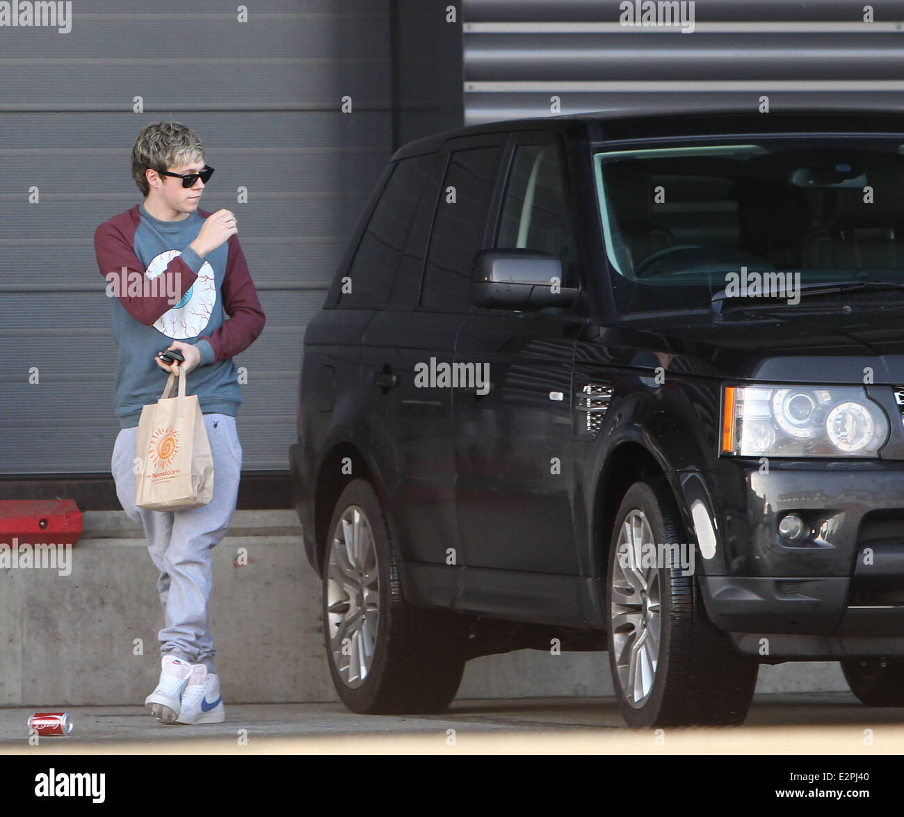 Niall Horan of One Direction arrives for rehearsal carrying a Nando's ...