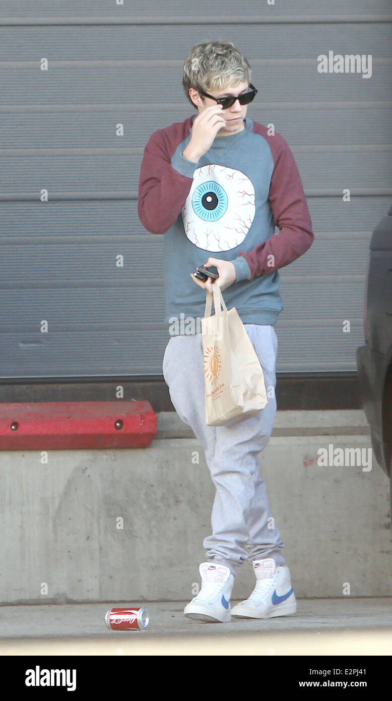 Niall Horan of One Direction arrives for rehearsal carrying a Nando's ...