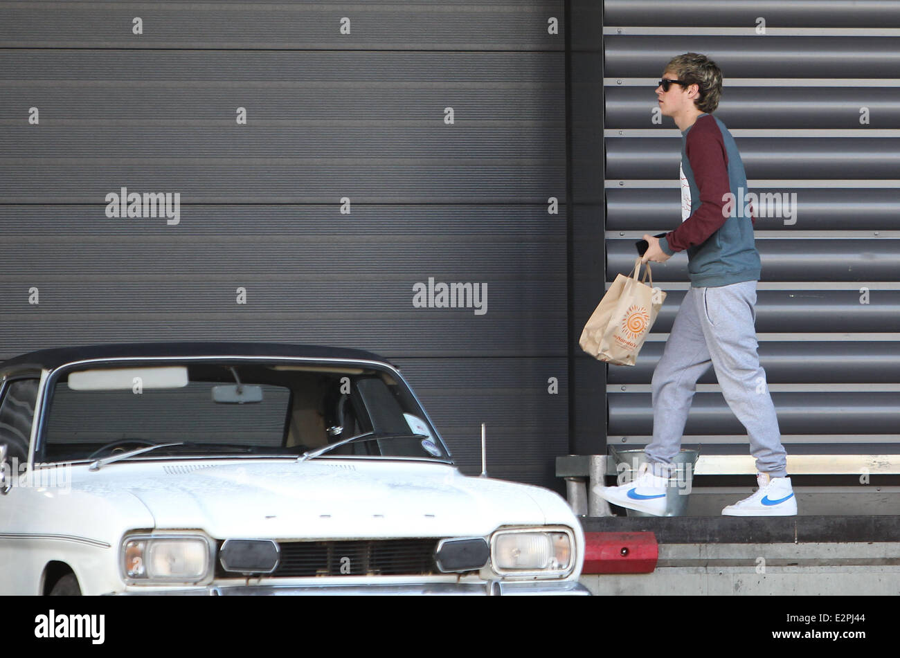 Niall Horan of One Direction arrives for rehearsal carrying a Nando's ...