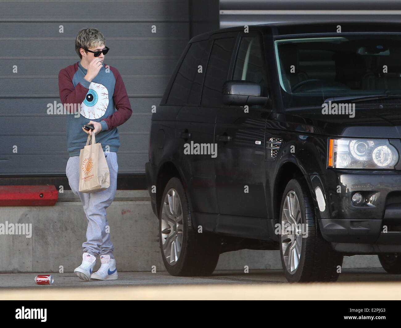 Niall Horan of One Direction arrives for rehearsal carrying a Nando's ...