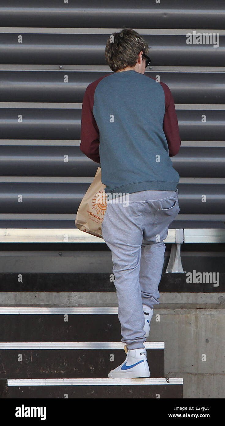 Niall Horan of One Direction arrives for rehearsal carrying a Nando's ...