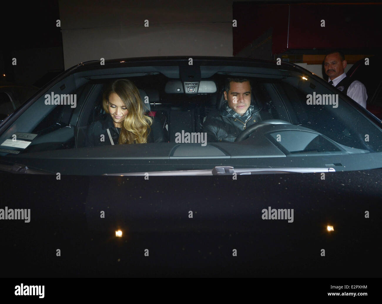 Jessica Alba and Cash Warren get into their car after dining at ...