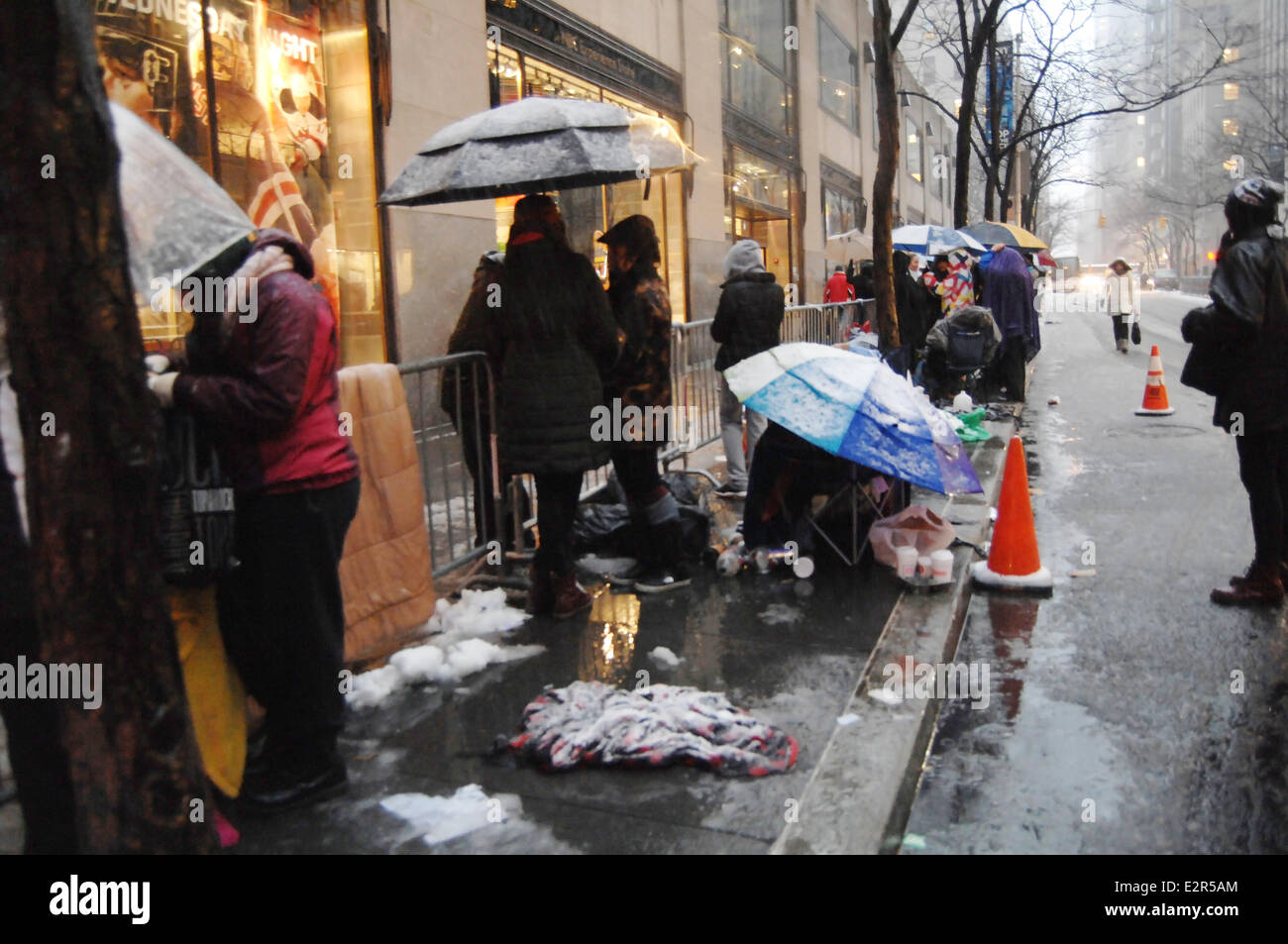 Despite the blizzard warning issued for Winter Storm Nemo in New York ...