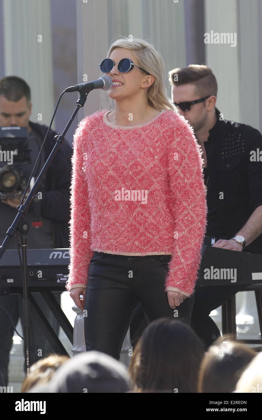 Ellie Goulding performs a free impromptu show at LACMA in Hollywood ...