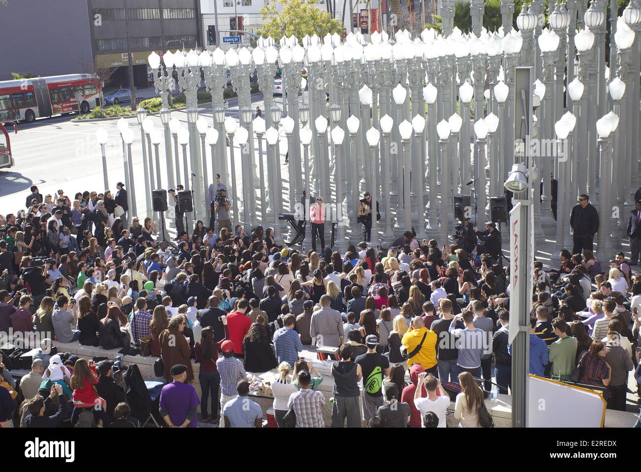 Ellie Goulding performs a free impromptu show at LACMA in Hollywood ...