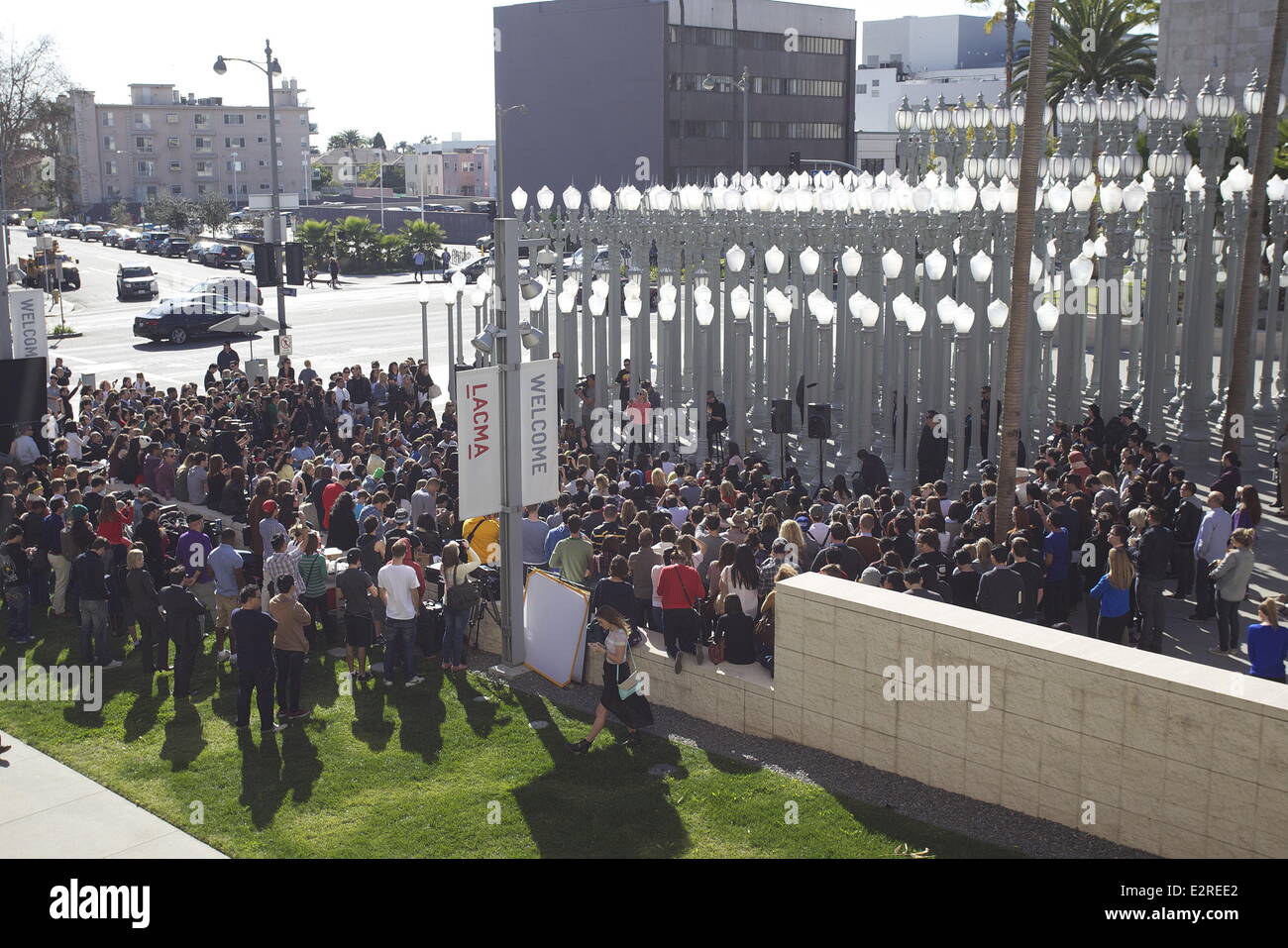Ellie Goulding performs a free impromptu show at LACMA in Hollywood ...